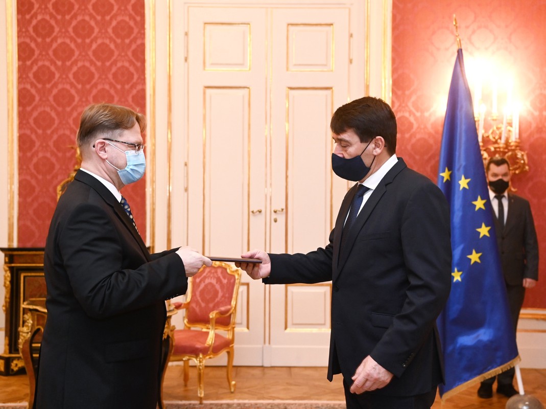 Répássy 7 milliós tartozással lépett le a Parlamentből, de már ...