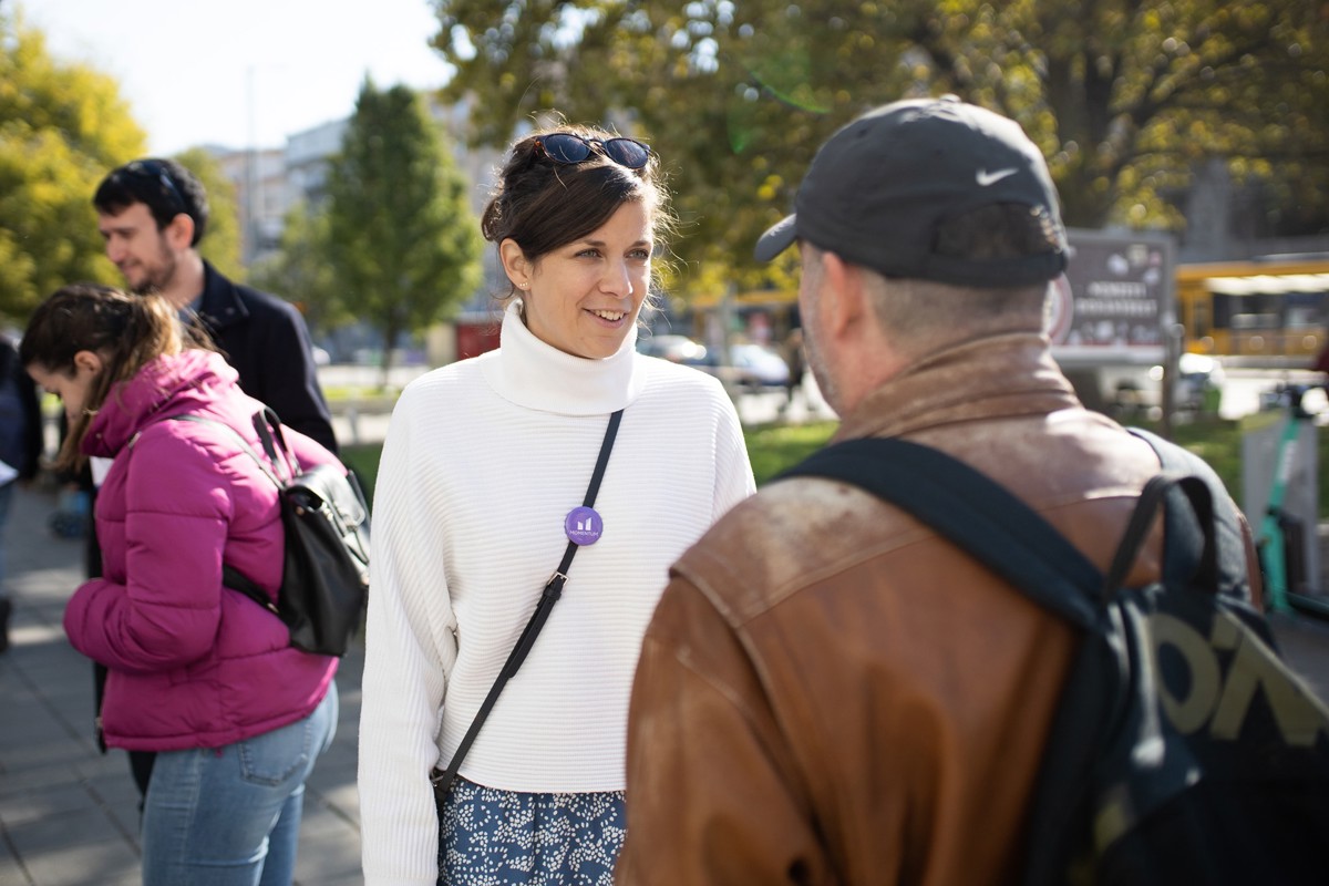 444: Orosz Anna és Bárdi Zsuzsanna telefonálta körbe a küldöttgyűlési ...